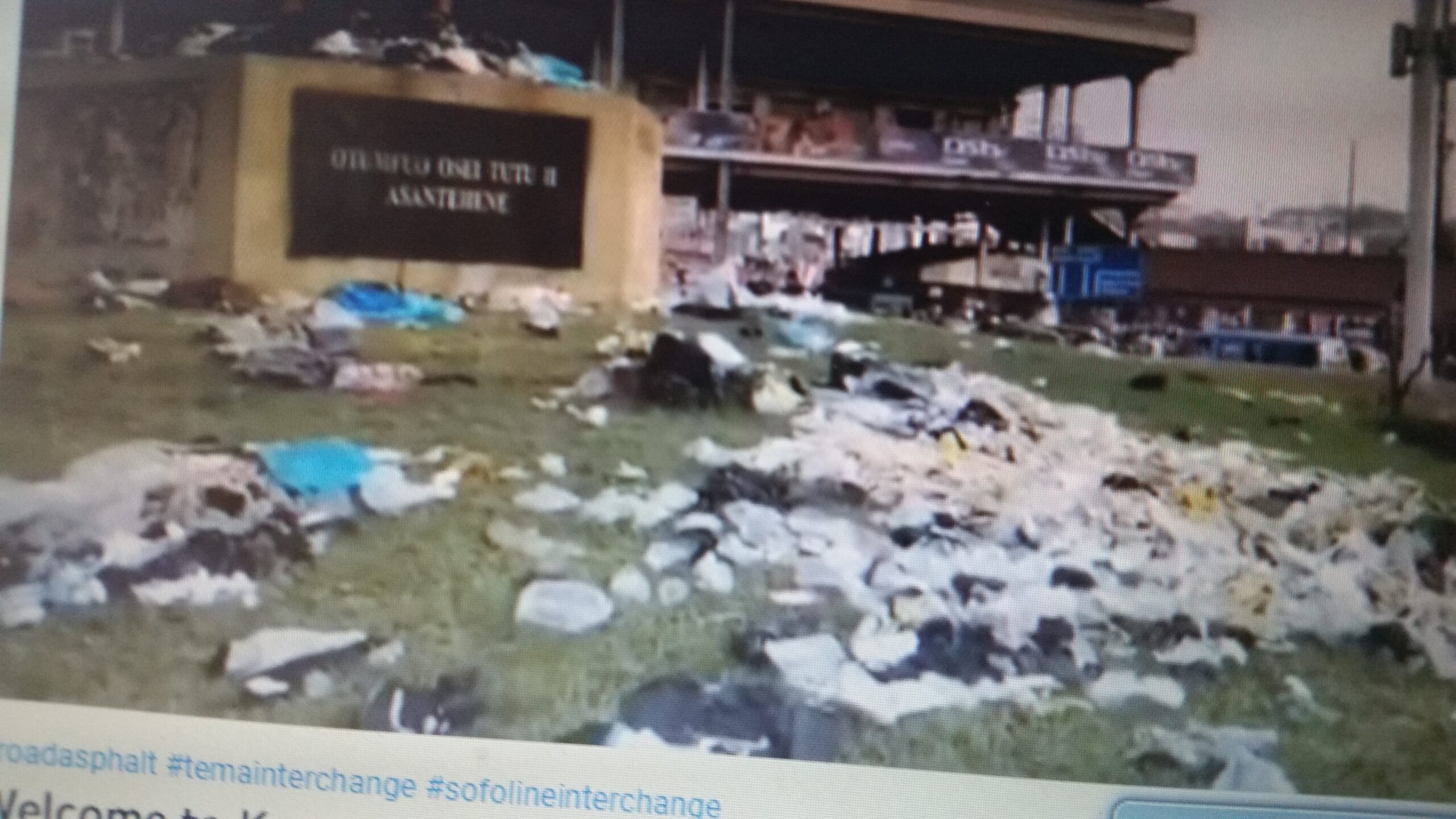 KSI Kejetia: WHAT AN INSULT! HEAP OF RUBBISH UNDER OTUMFUO’S STATUE ...